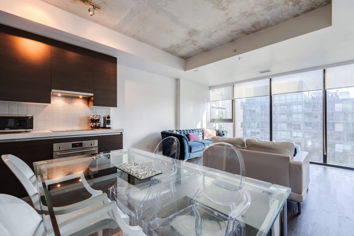 10 Coolest Airbnbs in Toronto To Experience Its Charms