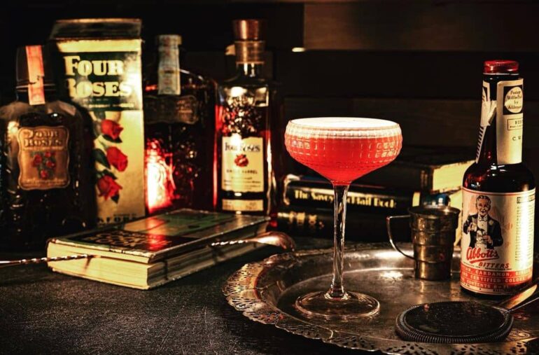 12 Best Bars in Seattle & What To Order (2024)