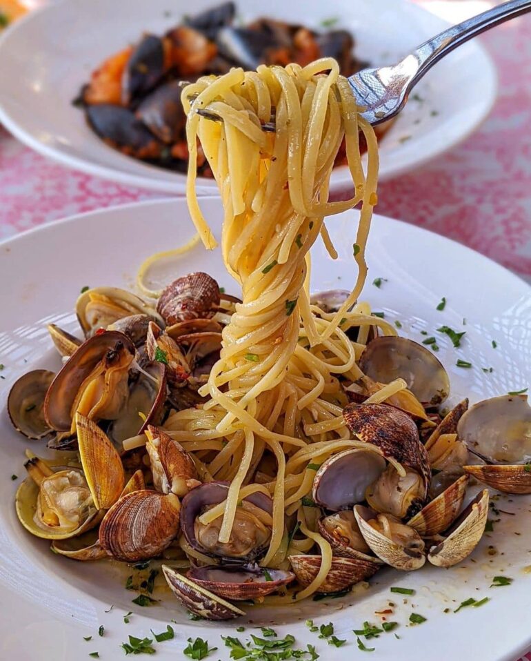 19 Best Seattle Restaurants & What To Order (2023)