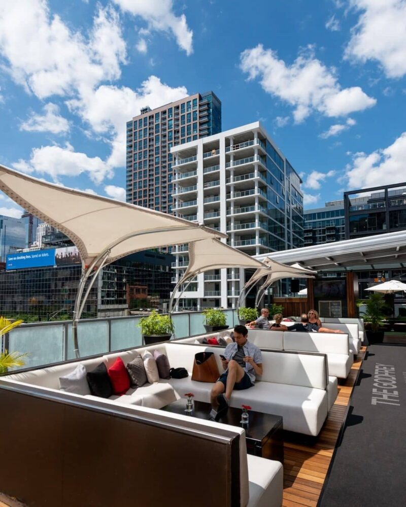 12 Best Rooftop Bars In Chicago To Check Out In 2024 (+ What To Order)