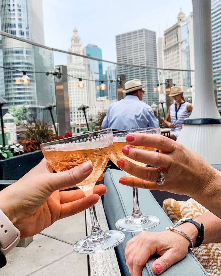 12 Best Rooftop Bars In Chicago To Check Out In 2024 (+ What To Order)