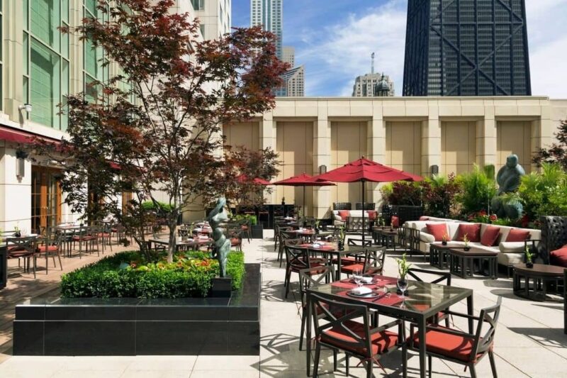 10 Best Rooftop Restaurants In Chicago To Eat At In 2024 (+ What To Order)