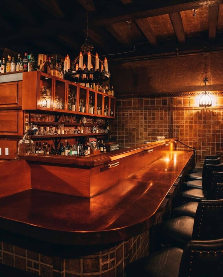 12 Best Chicago Speakeasies And Hidden Bars To Visit (+ What To Order)