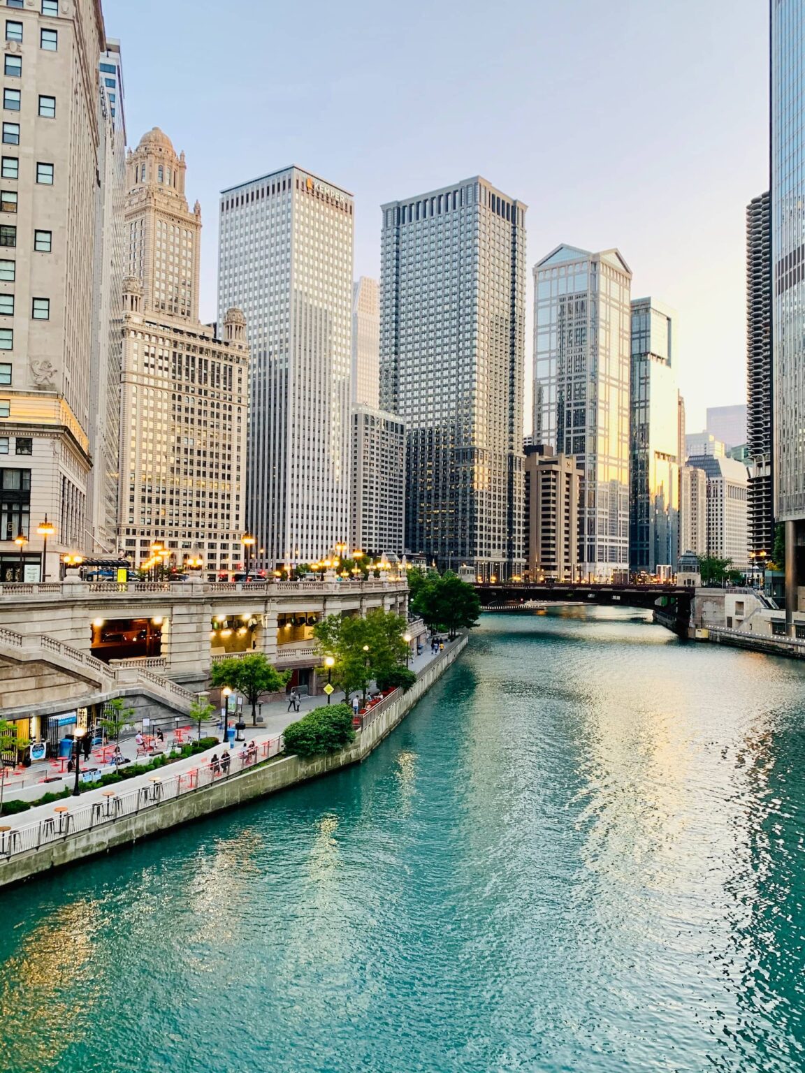 20+ Pros & Cons of Living in Chicago To Know Before Moving