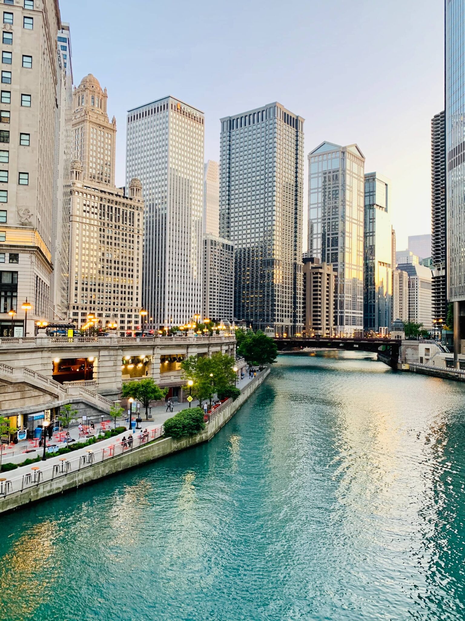 20+ Pros & Cons of Living in Chicago To Know Before Moving