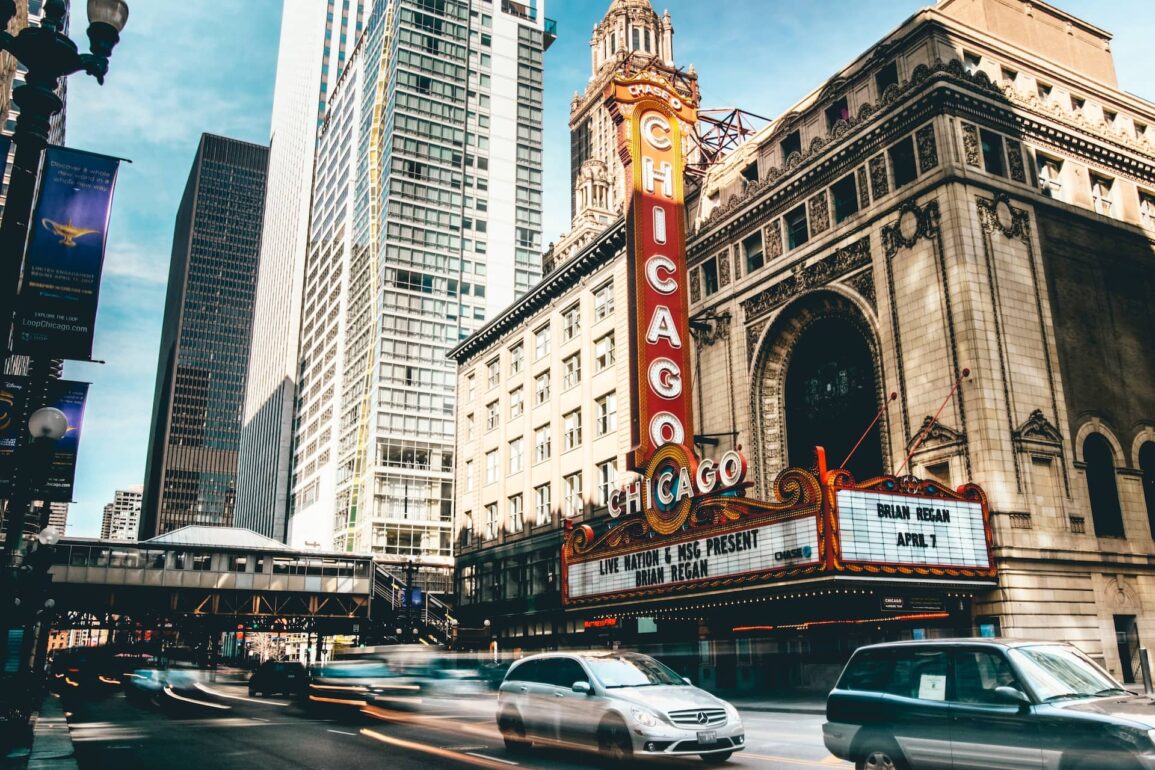 20+ Pros & Cons of Living in Chicago To Know Before Moving